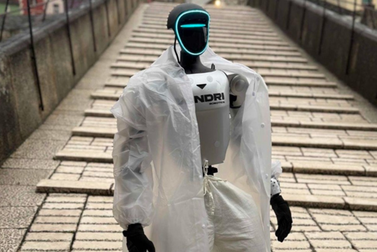 Prvi humanoidni robot u BiH prošetao Starim mostom - Biznis.ba ...